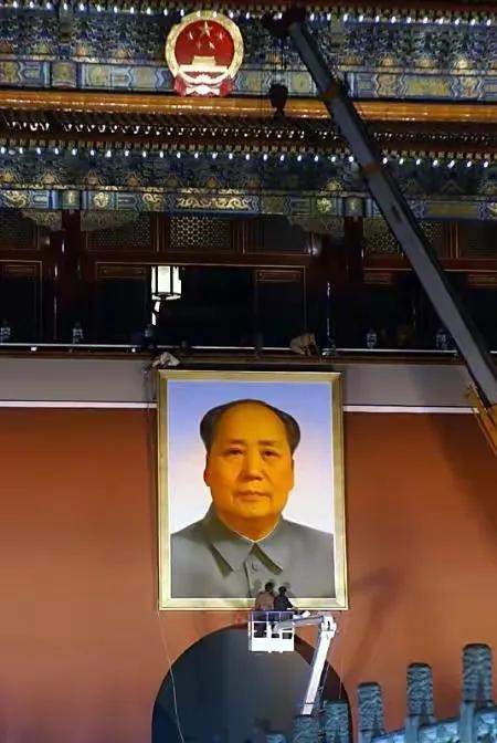 The reporter asked: Will the Mao Zedong statue on Tiananmen Square be ...