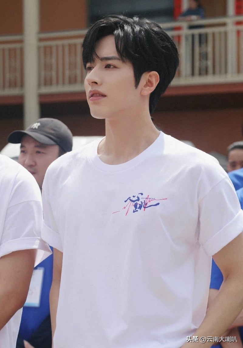 Actor Luo Zheng was feeding the seagulls, and a lump of bird droppings ...