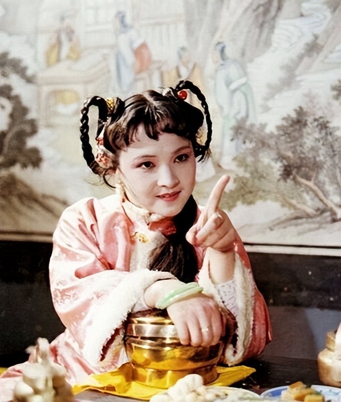 Baoqin's mallard fur coat, Daiyu's big red feather veil and the crane ...