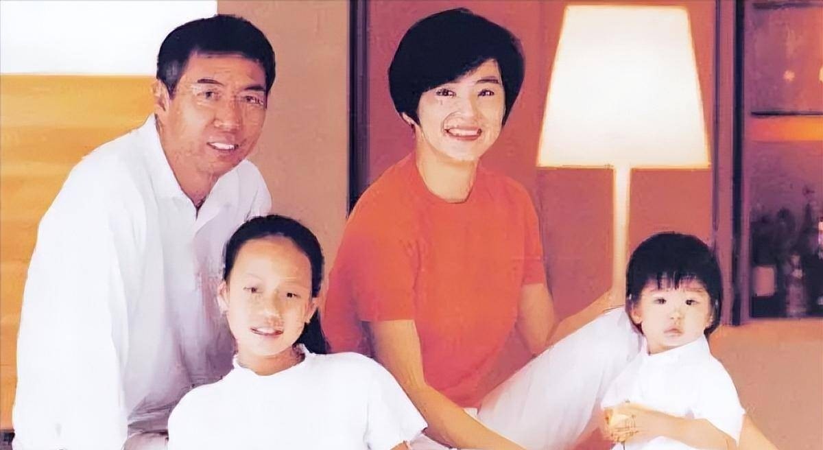 Lin Qingxia's mother Ma Lanying had a rich and filial daughter, so why ...