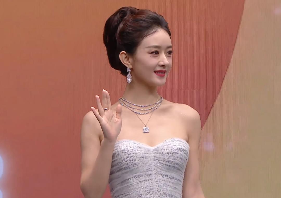 Harper's Bazaar party red carpet: Yang Zi's figure is far from the ...