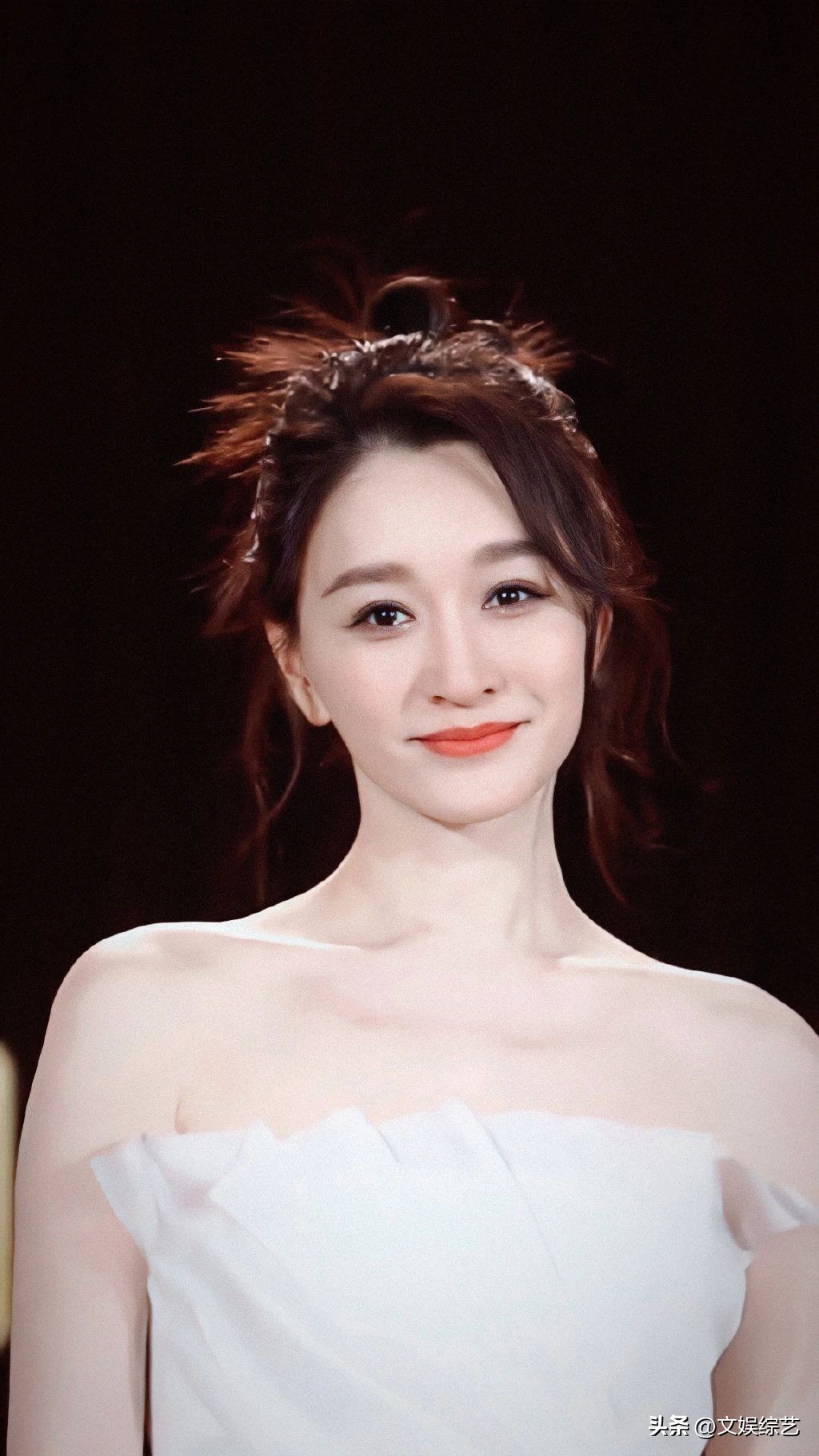 46-year-old Li Xiaoran cried when walking on the red carpet and wiped ...