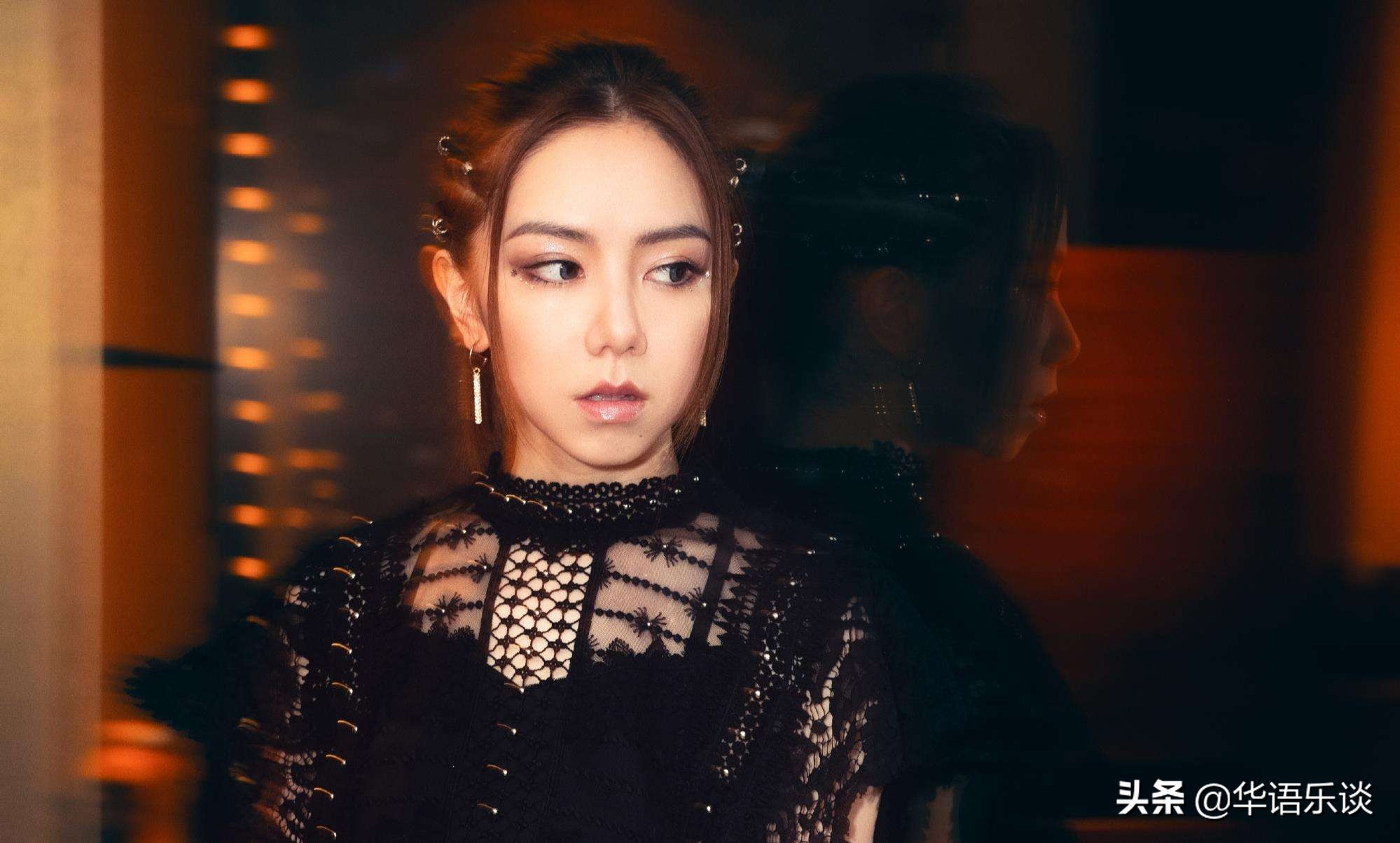 This is called the top ten golden songs!Eason Chan and Deng Ziqi have ...