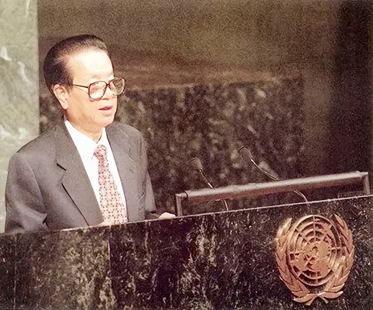 Before the Gulf War, Qian Qichen persuaded Saddam to turn back, Saddam: This is the same as Hong ...