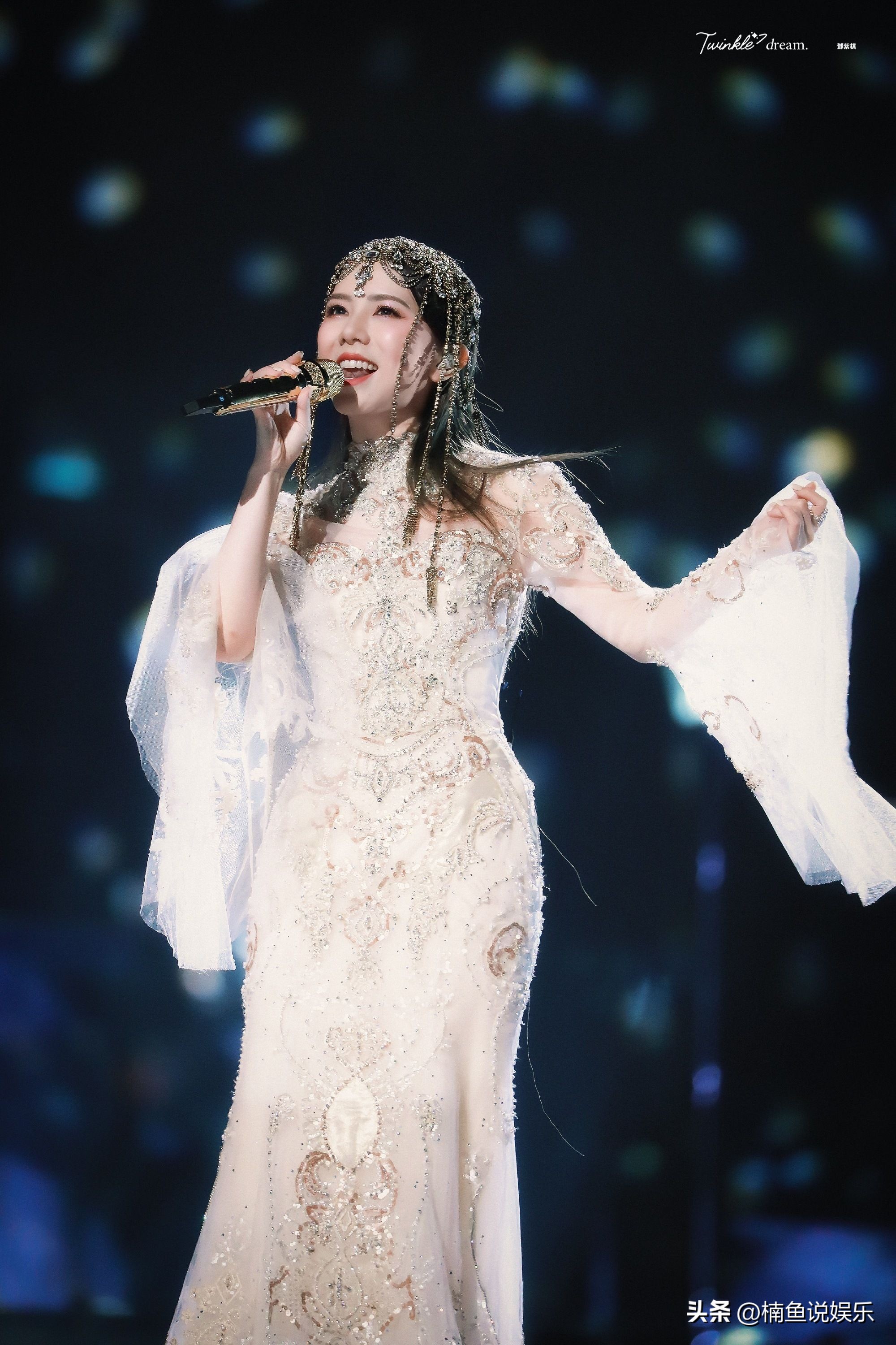 Deng Ziqi was finally glamorous once, dressed up as an exotic princess ...