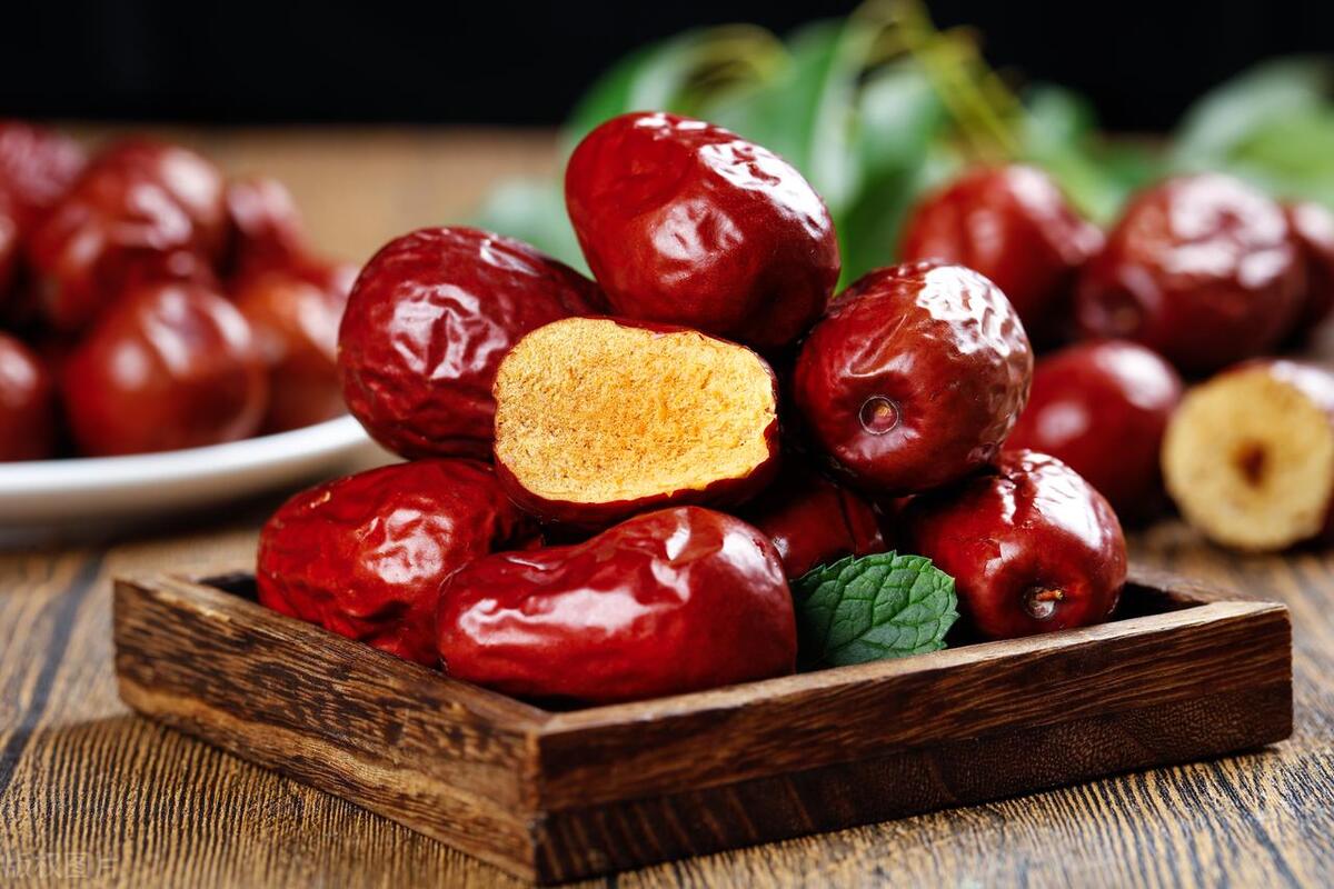 There are tricks in picking dried red dates. I will teach you a few ...