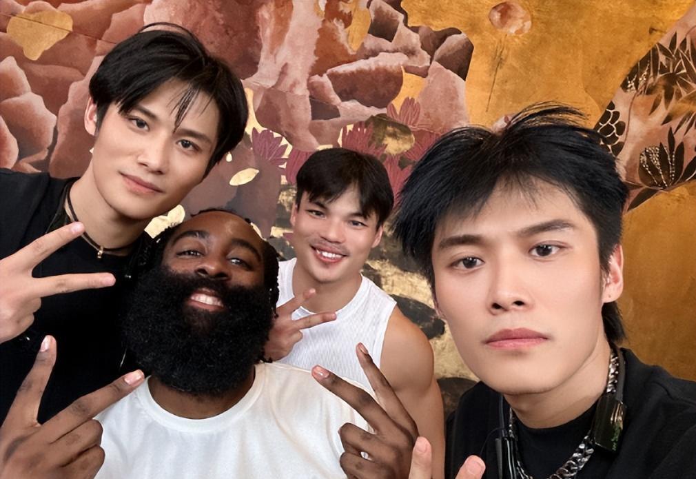 Brother Yang posted old photos of his wife on Chinese Valentine's Day ...