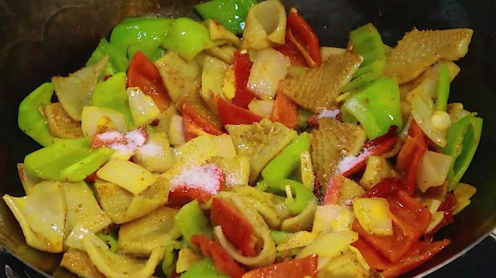 The home-style practice of stir-fried lamb tripe in Xinjiang, the onion ...