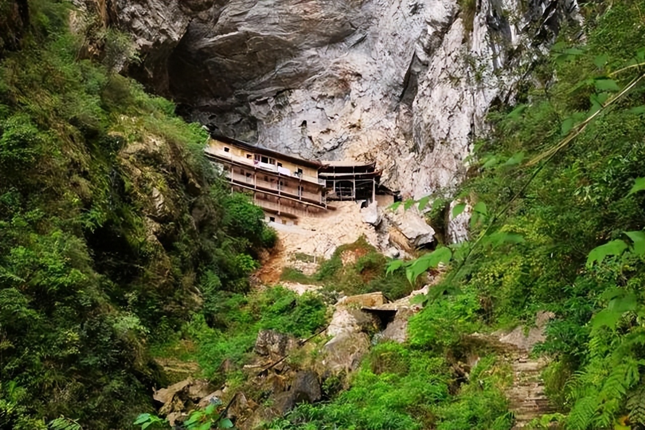 There is a famous Taoist mountain in Sichuan. It is the place of Taiyi ...