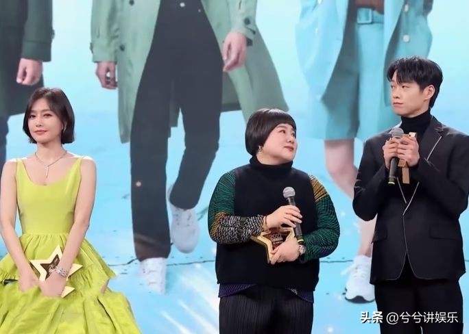 43-year-old Qin Lan and 33-year-old Wei Daxun are in the same frame, and there is no eye contact ...
