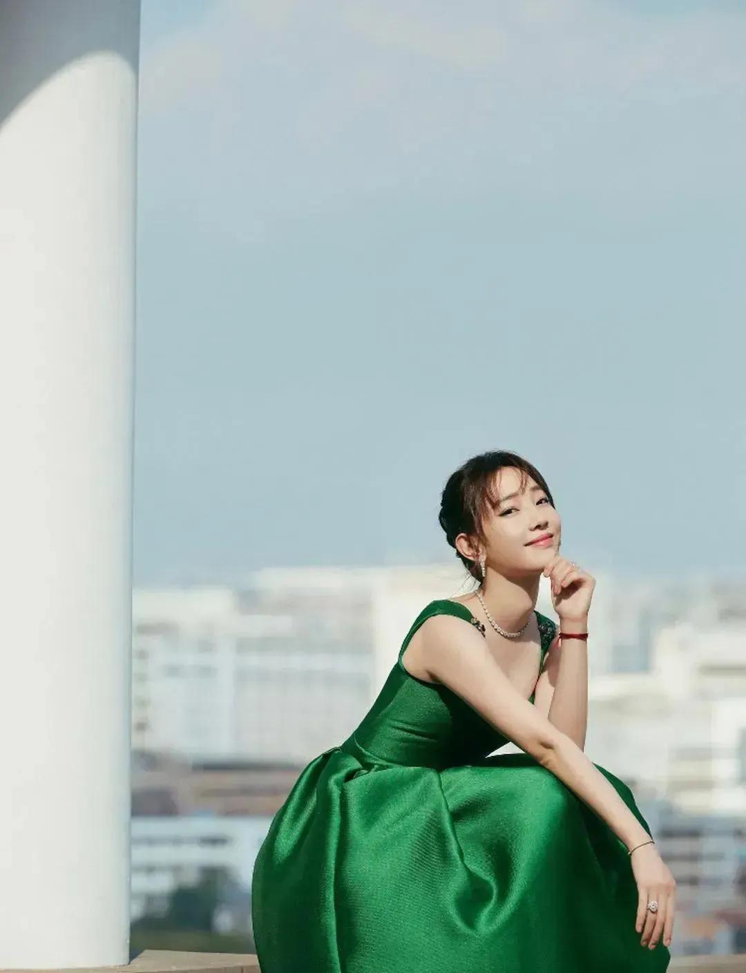 Bai Baihe, with a proud figure and full of femininity - iNEWS