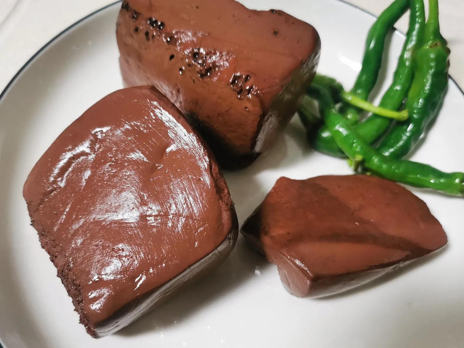 When frying pig blood, do not fry it directly in the pot. Do this step ...