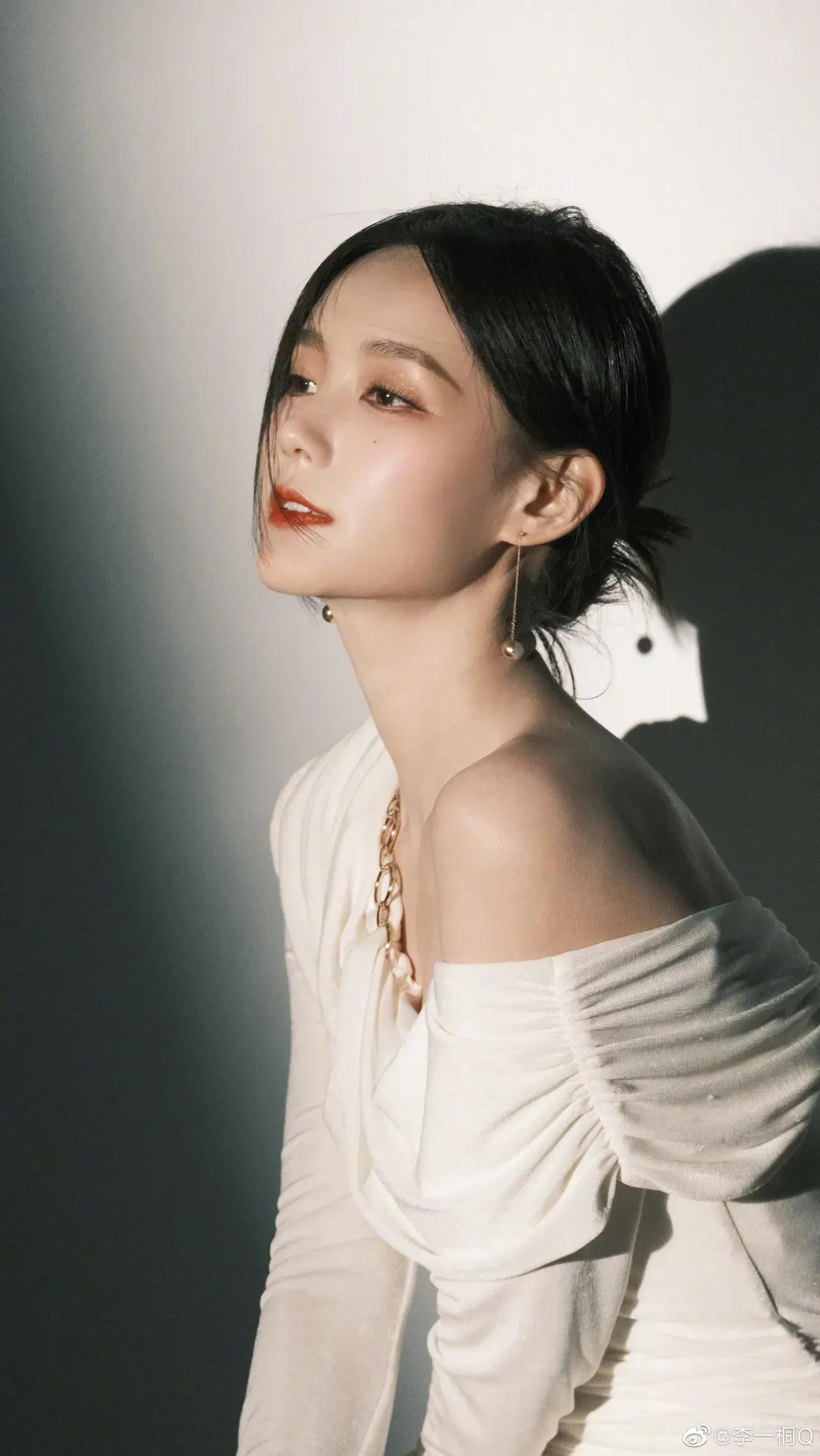 Li Yitong posted the latest beautiful photos with the text Su Jiuer ...