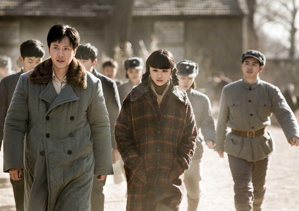 In the movie "Xiao Hong", what method did the director use to explain a ...