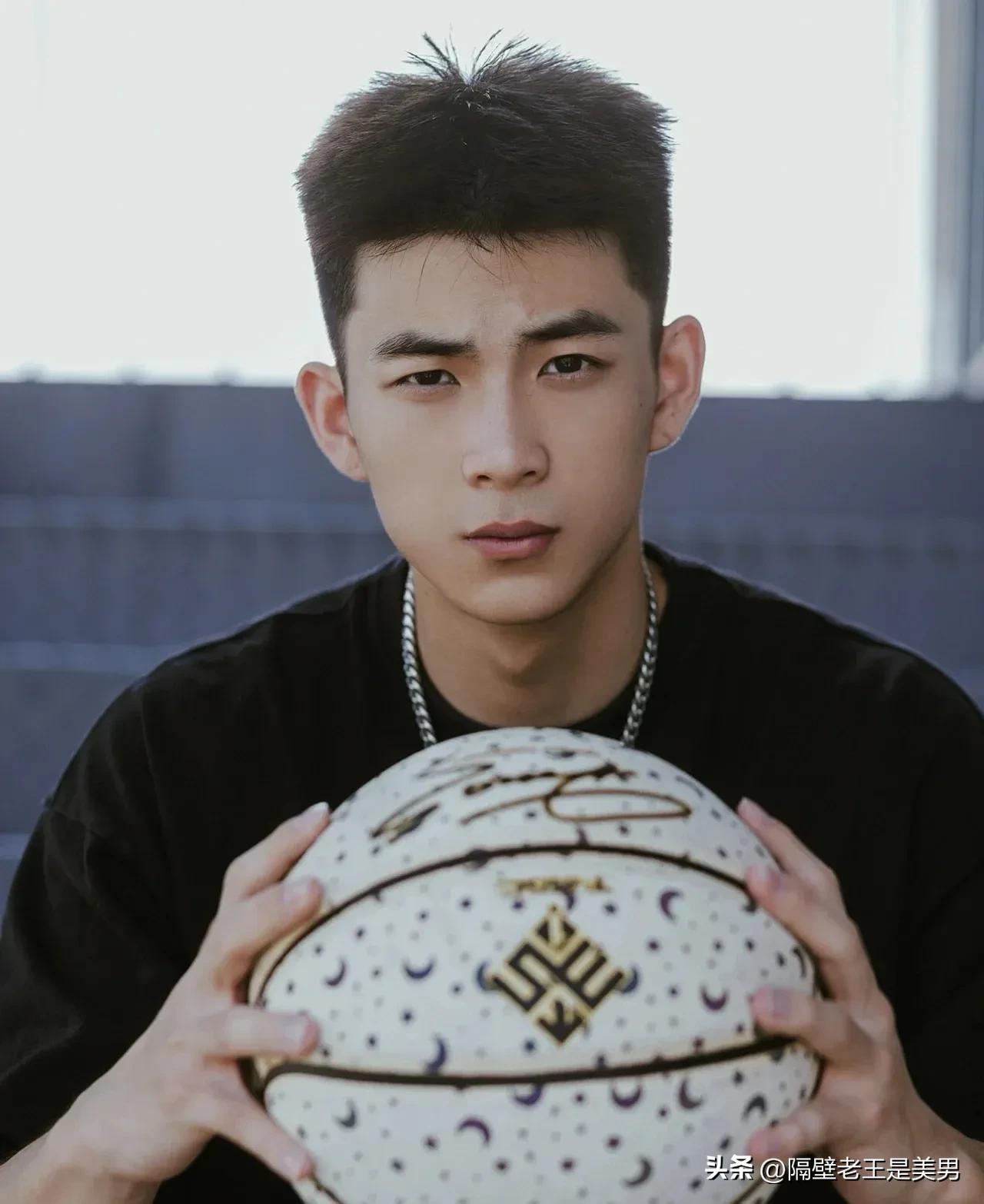 The younger brother of 188CM basketball sports student has come to report and do a good job in ...