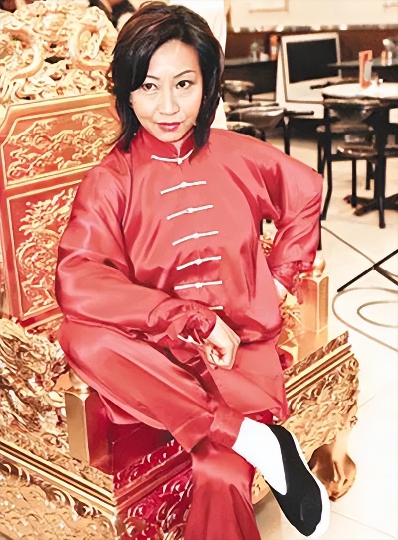 The 18-year-old Yuanqiu was invited by Stephen Chow to go out and won ...