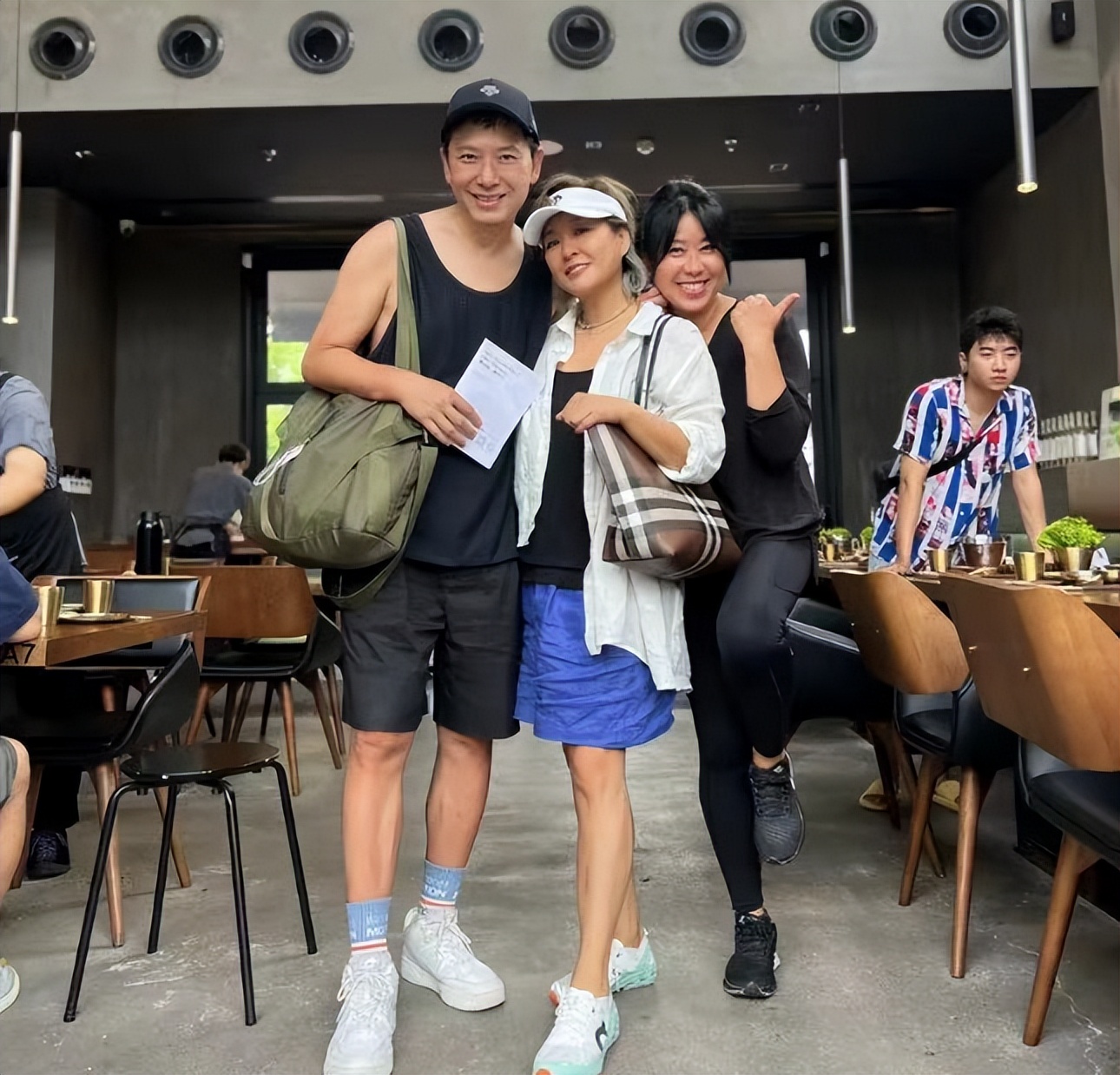 Li Jingsun took a photo with Dai Jun, she was much thinner and looked only a hundred catties ...