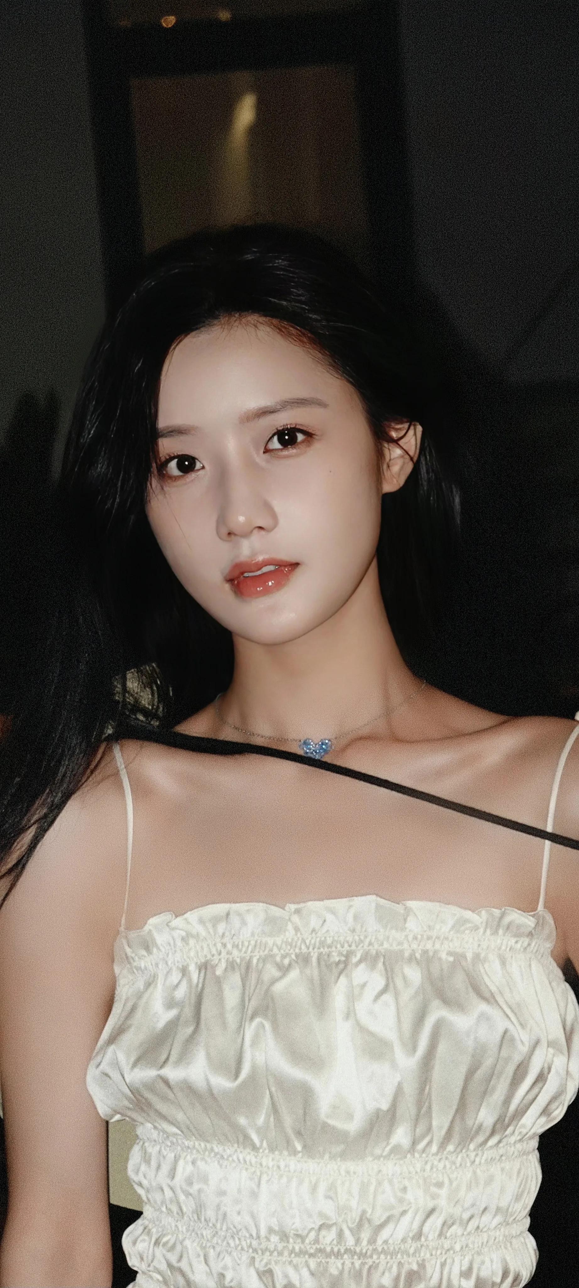 Beautiful wallpaper sharing Chen Yihan - iNEWS