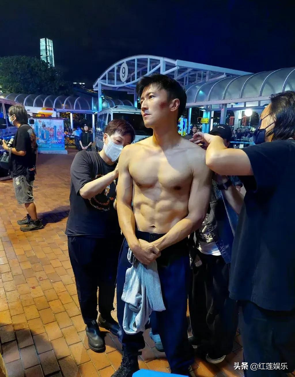 Why is Nicholas Tse's abdominal muscles asymmetrical?Looks a little ...