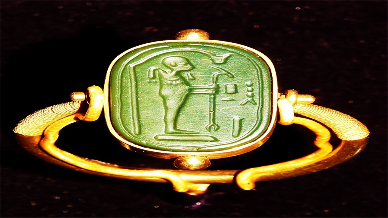 Archaeologists discover mysterious alien ring in King Tutankhamun's ...