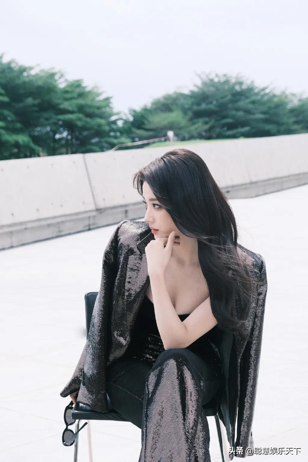 Wang Churan, sexy street shoot - iNEWS