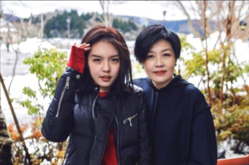Li Yong's 21-year-old daughter officially debuted. She can speak five ...