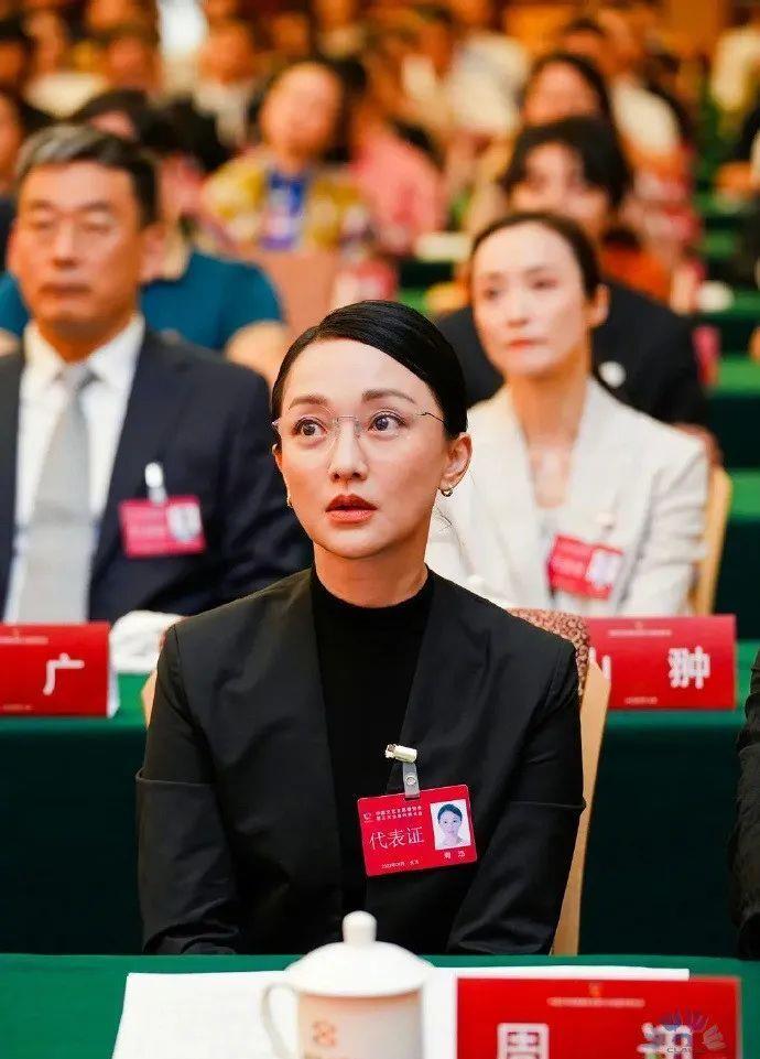 Comparing the 48-year-old Zhou Xun with the 36-year-old Yang Mi, the ...