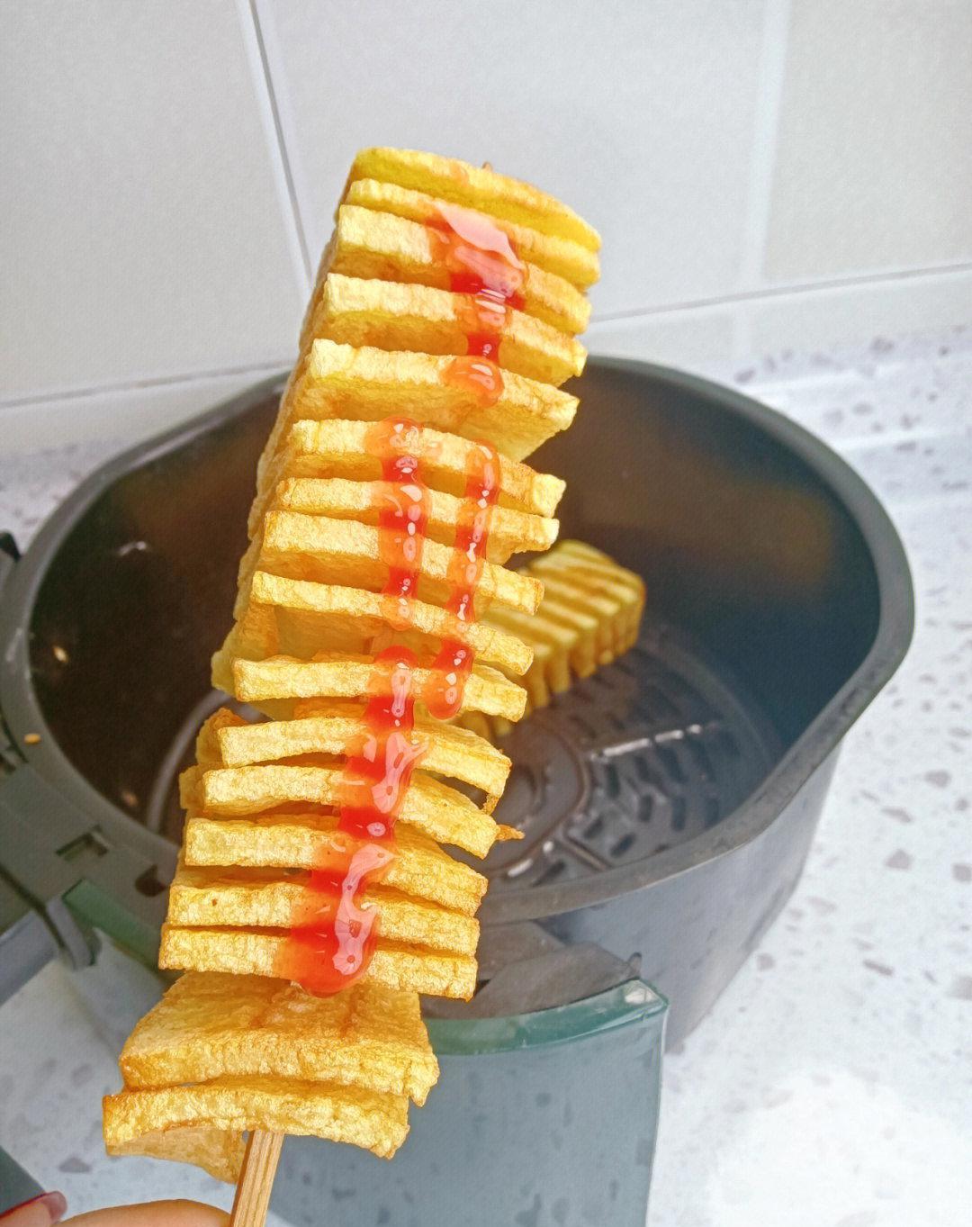 The whirlwind potato tower in the snack street is fragrant and crispy ...