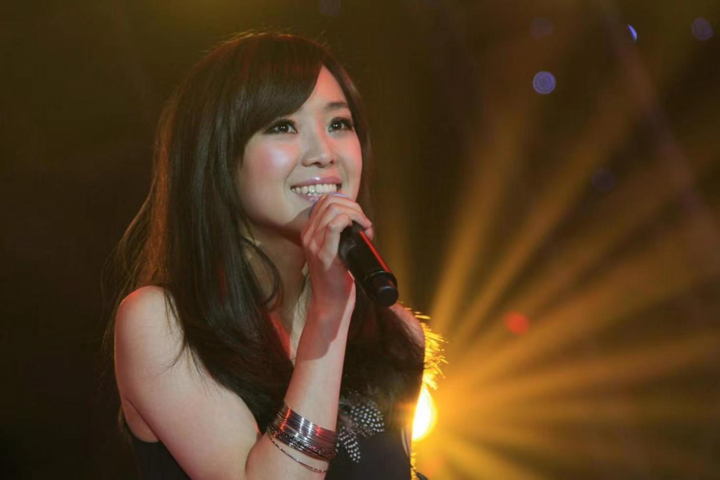Singer Yun Duo: This is a waiter in a restaurant. After 18 years old ...
