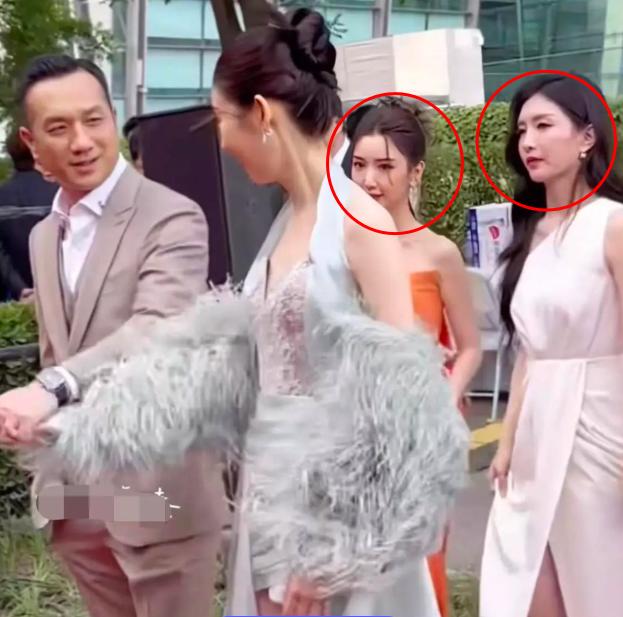 Huang Jue and Zhang Yifan clasped their fingers and waved their hands to play, Yi Yangqianxi ...