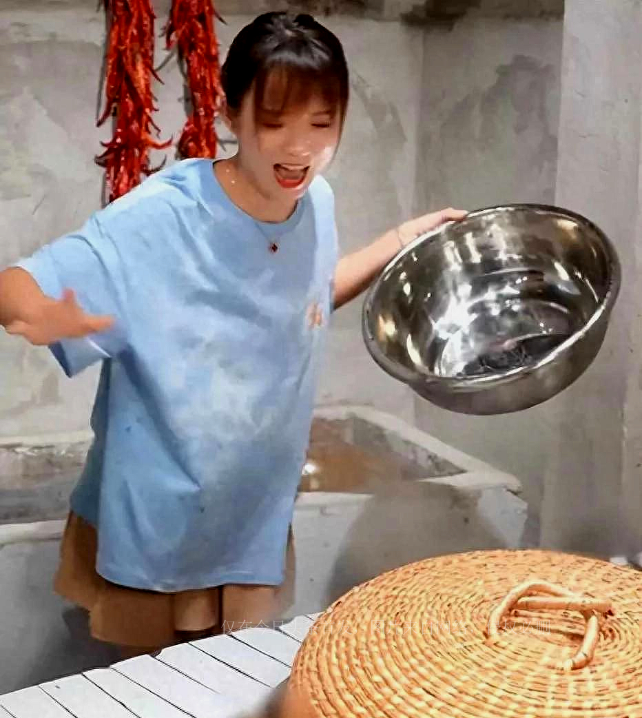 Internet celebrity Yan Su drives a Porsche to show off her wealth. She ...