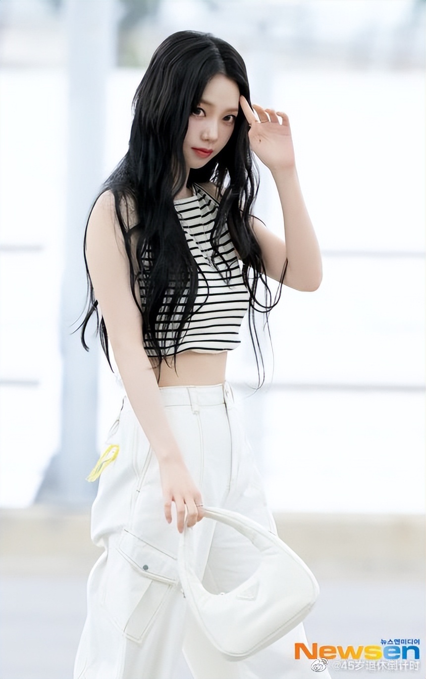 Liu Zhimin's raw picture reveals her slender waist! Snow skin, jade ...