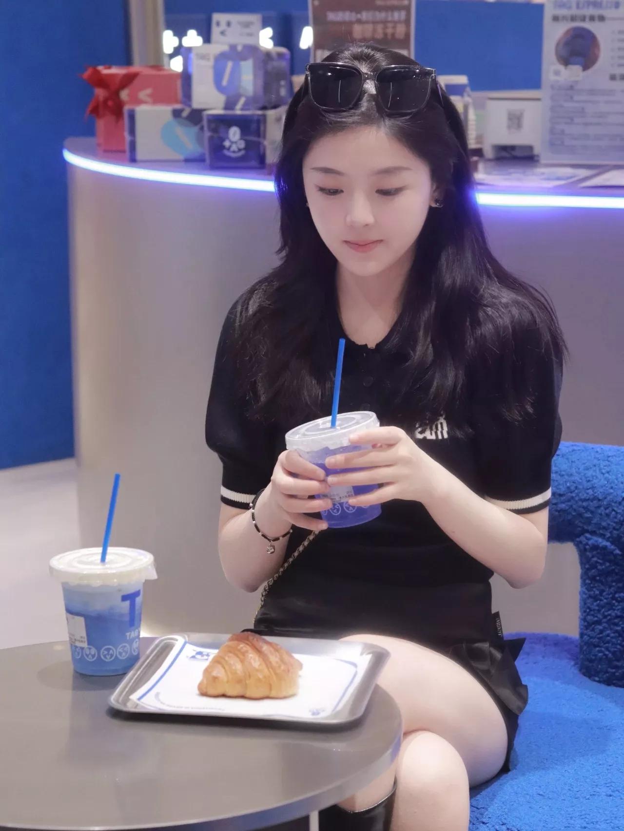 Baby is pretty sweet! Goddess Shen Xinyi - iNEWS