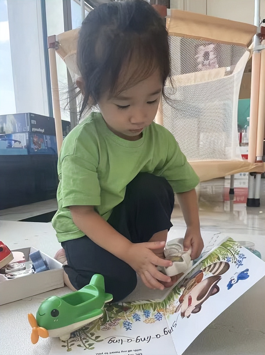 Caier Ying shares photos with her baby, two-year-old hoho entertains ...
