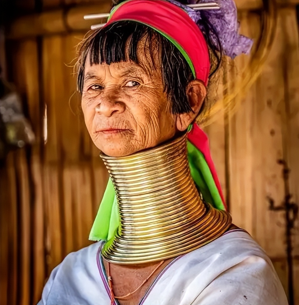 The mysterious long-necked family was forced to wear a copper ring at ...