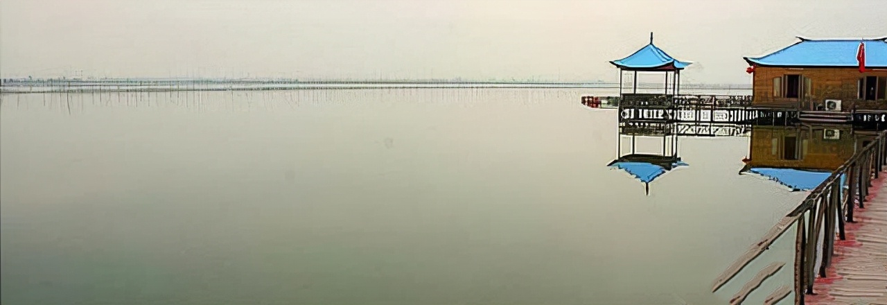 There is a lake in this small town in Ezhou, Hubei, where fish and ...