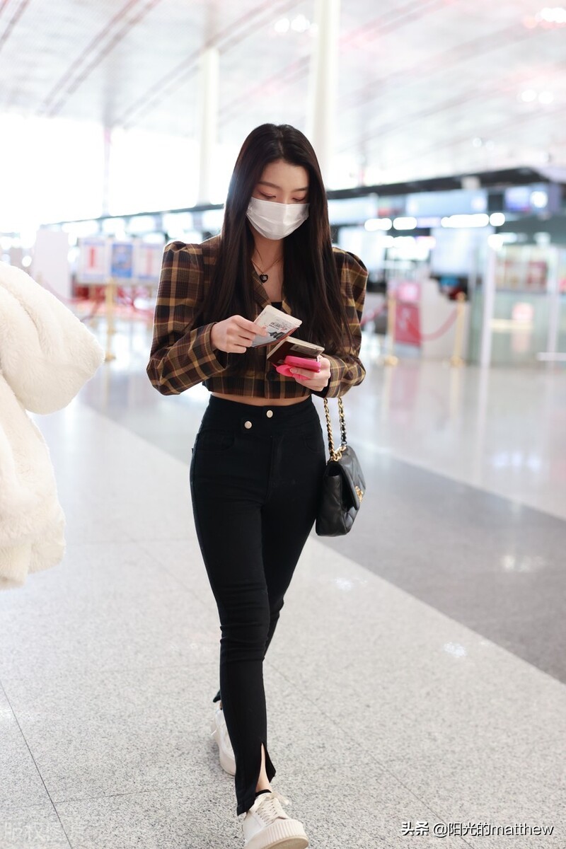 Li Ziting departs from Beijing Airport to show her beautiful legs in ...