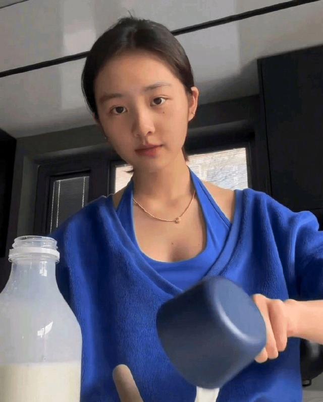 Charming 17-year-old Christine Huang caused a sensation. Is freedom in dressing or ...