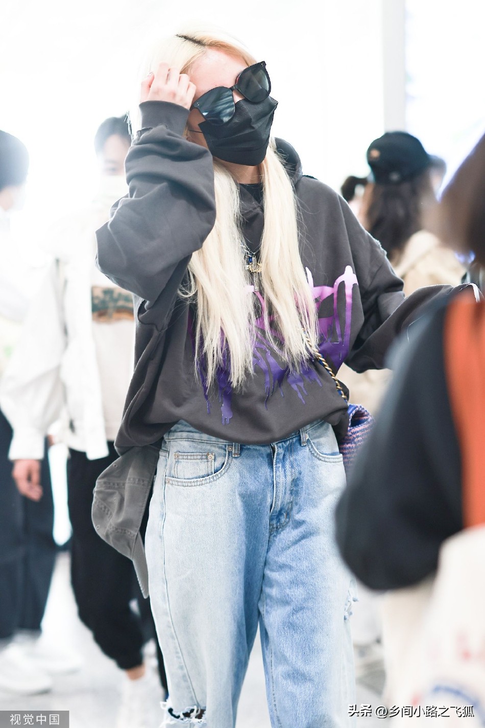 Naiwan wears sunglasses and shows up at the airport wearing a printed ...