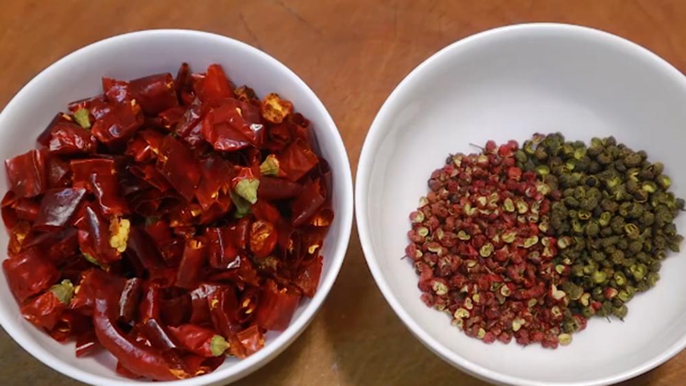 Homemade practice of dry pot bullfrog, the meat is fresh and tender ...