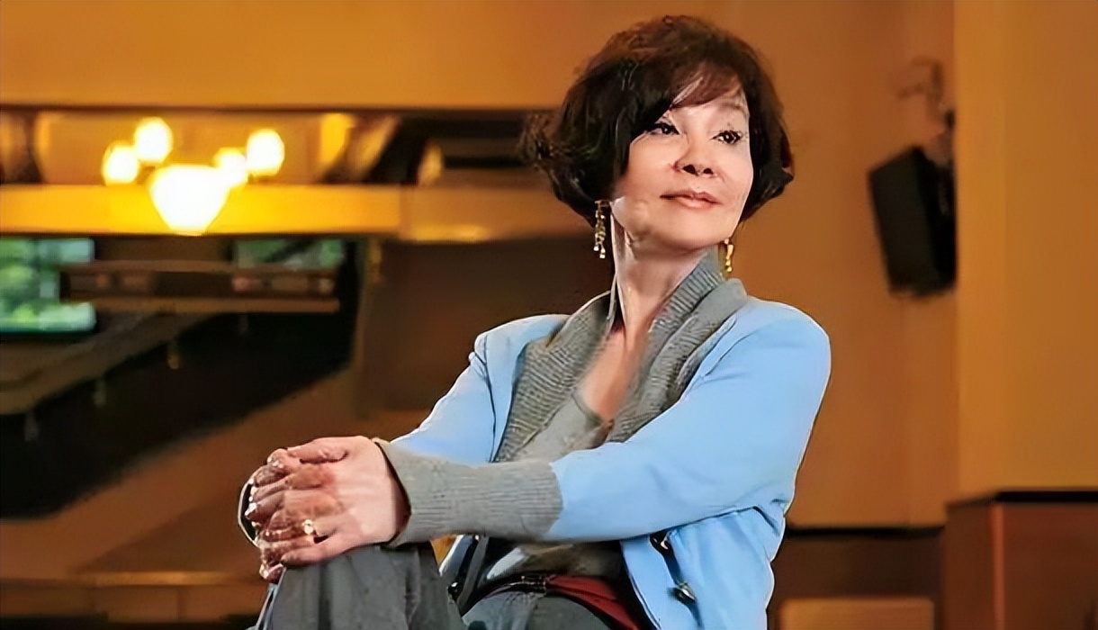 78-year-old Gui Yalei is still very beautiful, with "wave curly short ...