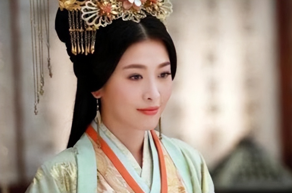 Empress Dou Shi: At the age of three, her hair is equal to her height ...