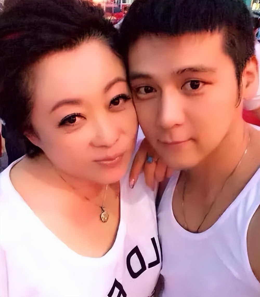 In 2014, the 59-year-old actress Zhang Haiyan was suspected of adopting a 20-year-old male model ...