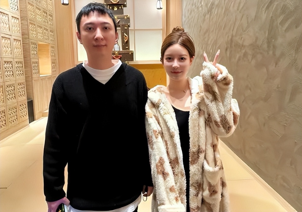 Wang Sicong embraces his new girlfriend for shopping, with a super-good ...