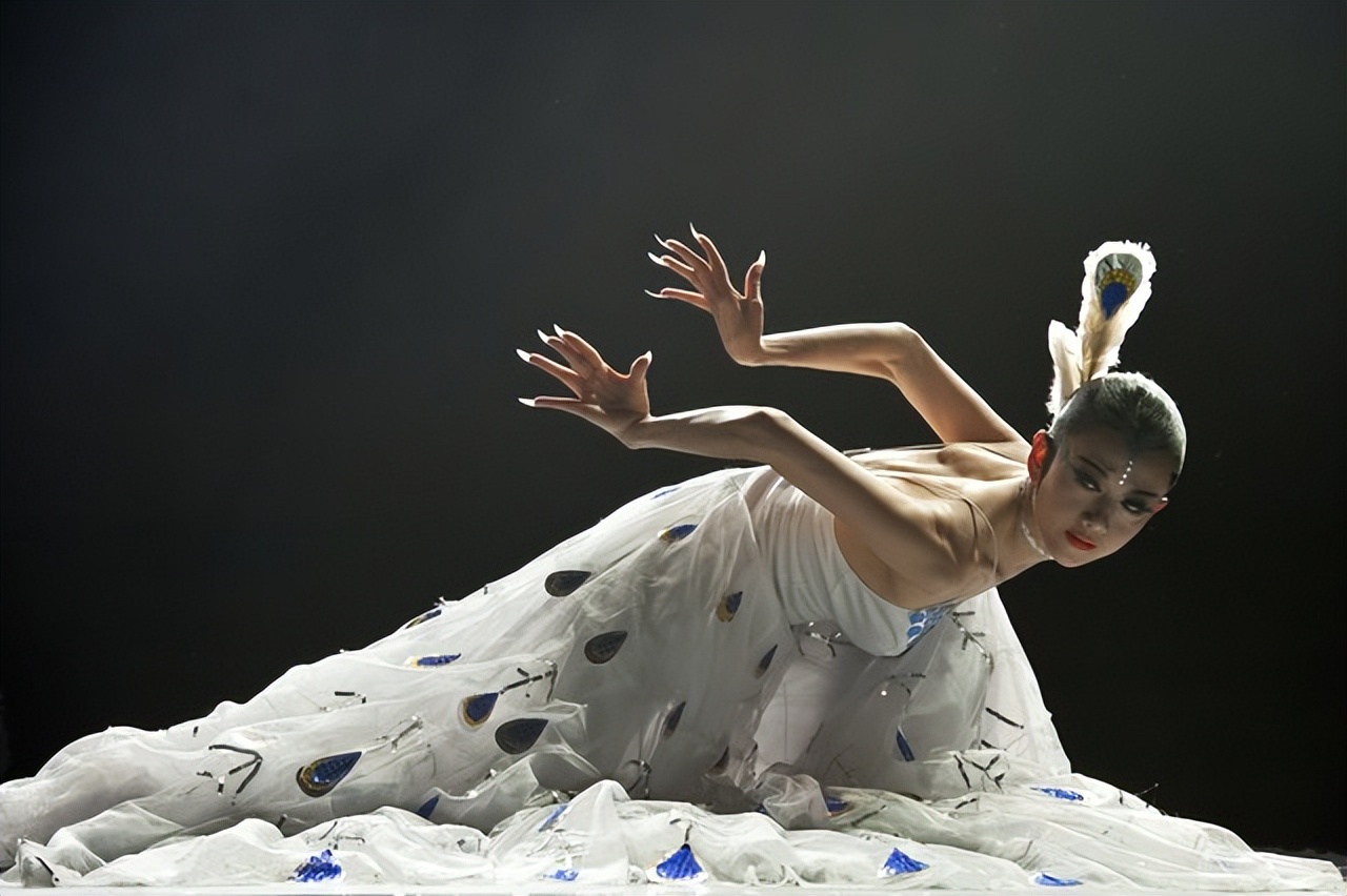 Yang Liping dances barebacked, is she transcending the shackles of ...