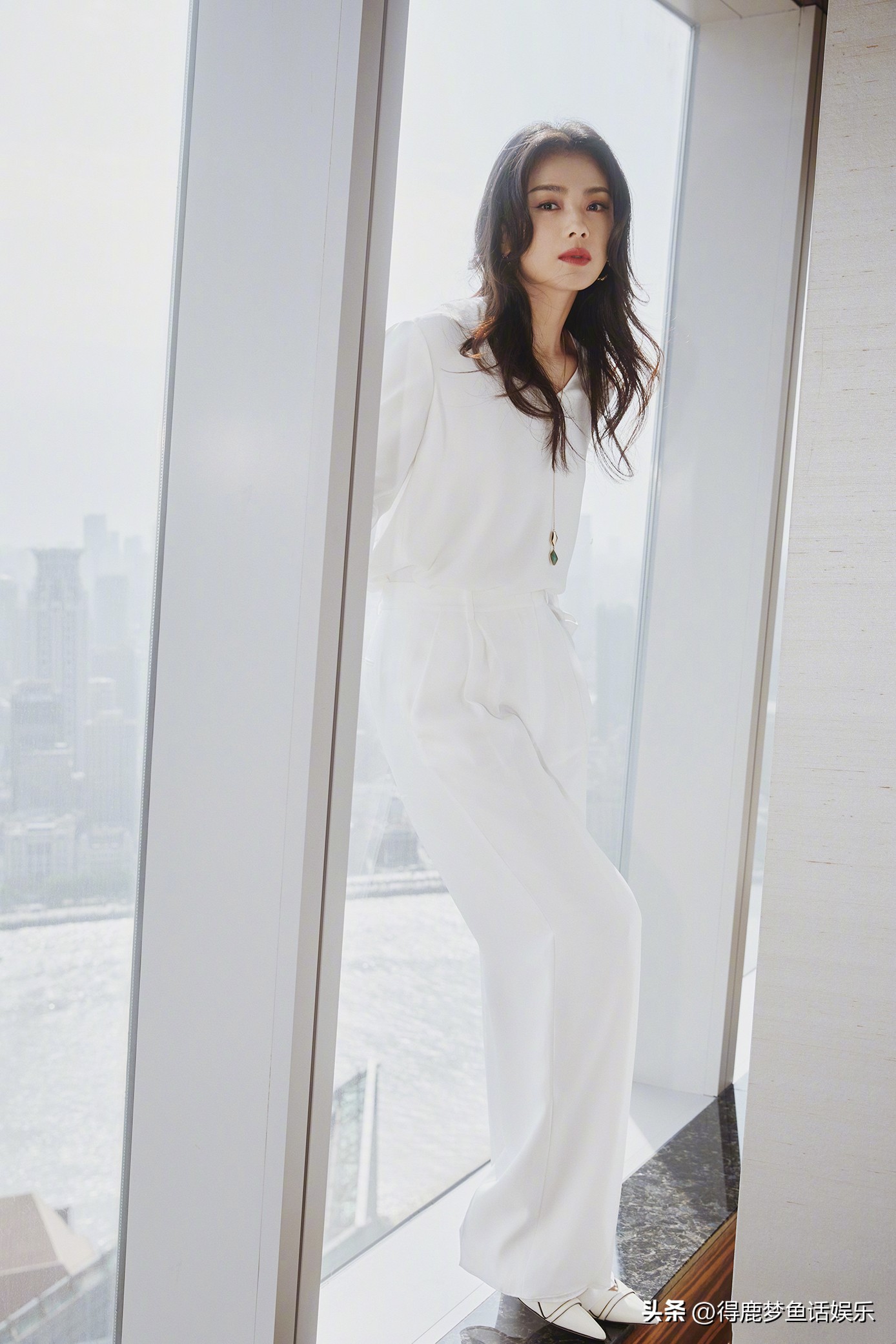 Liu Tao's white wide-leg pants shape, a proper "pure white goddess ...