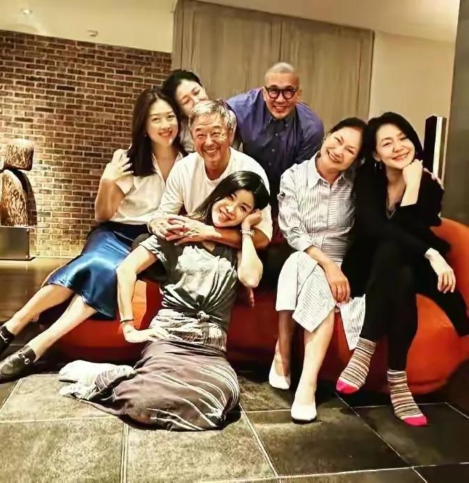 Big S brought Gu Junye to a family reunion, the two hugged each other and showed their affection ...