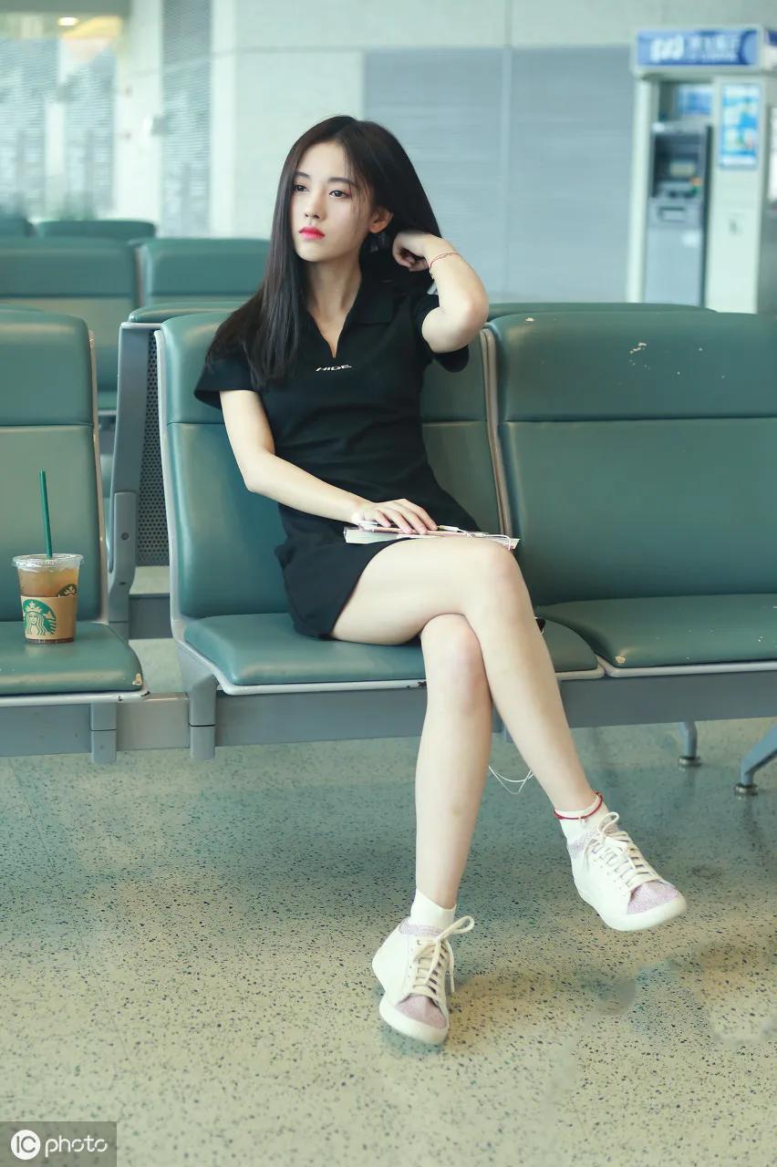 Ju Jingyi has long legs and a super spicy body - iNEWS