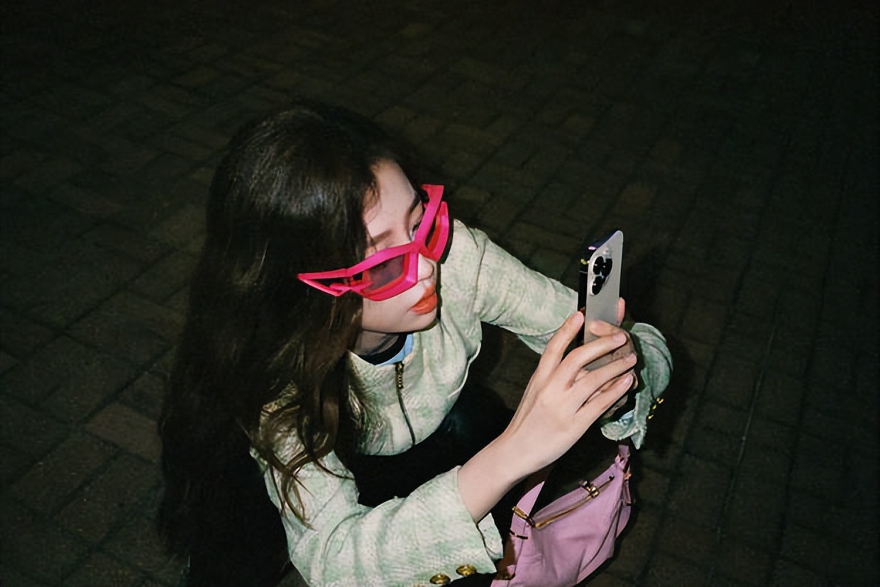 Yu Shuxin's latest photo wears pink sunglasses and is cute and cute ...