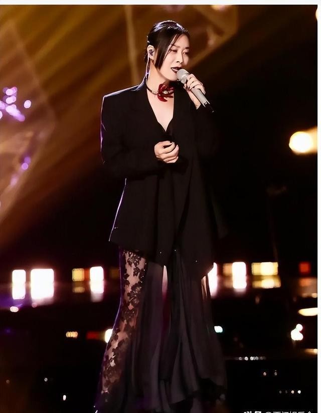 Smile, Na Ying's concert in Macau, fans held up a slogan: Na Ying, you ...